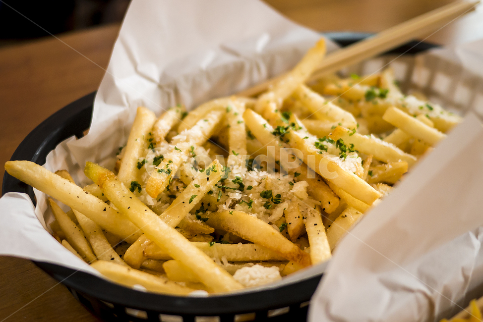 프렌치프라이 감자튀김 트러플오일감자튀김 트러플오일프렌치프라이 파마산치즈가루 사진이미지일러스트캘리그라피 Jjickmuk작가