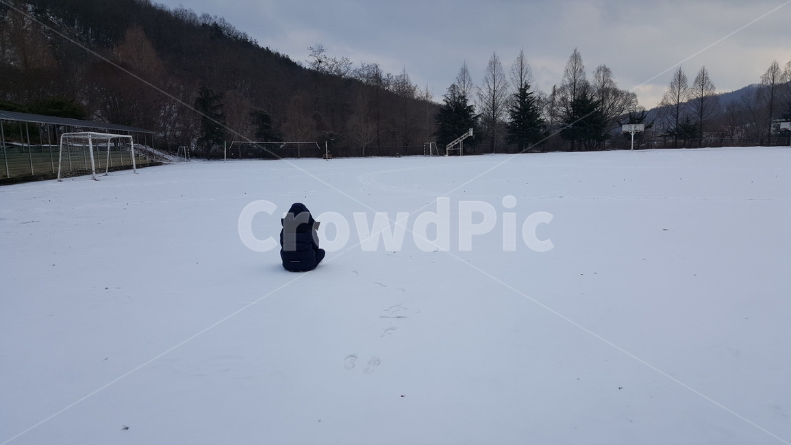 눈밭, 눈, 앉은사람, 뒷모습, 겨울, 사진,이미지,일러스트,캘리그라피 - 바루작가