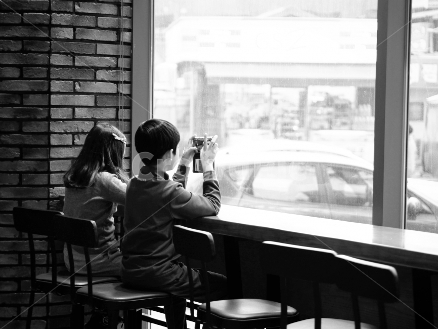 흑백, 남매, 카페, 아이들, 흑백사진, 사진,이미지,일러스트,캘리그라피 - maeng_gu작가